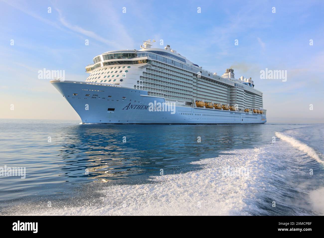 Nice, France : The giant Royal Caribbean's ANTHEM OF THE SEAS in ...