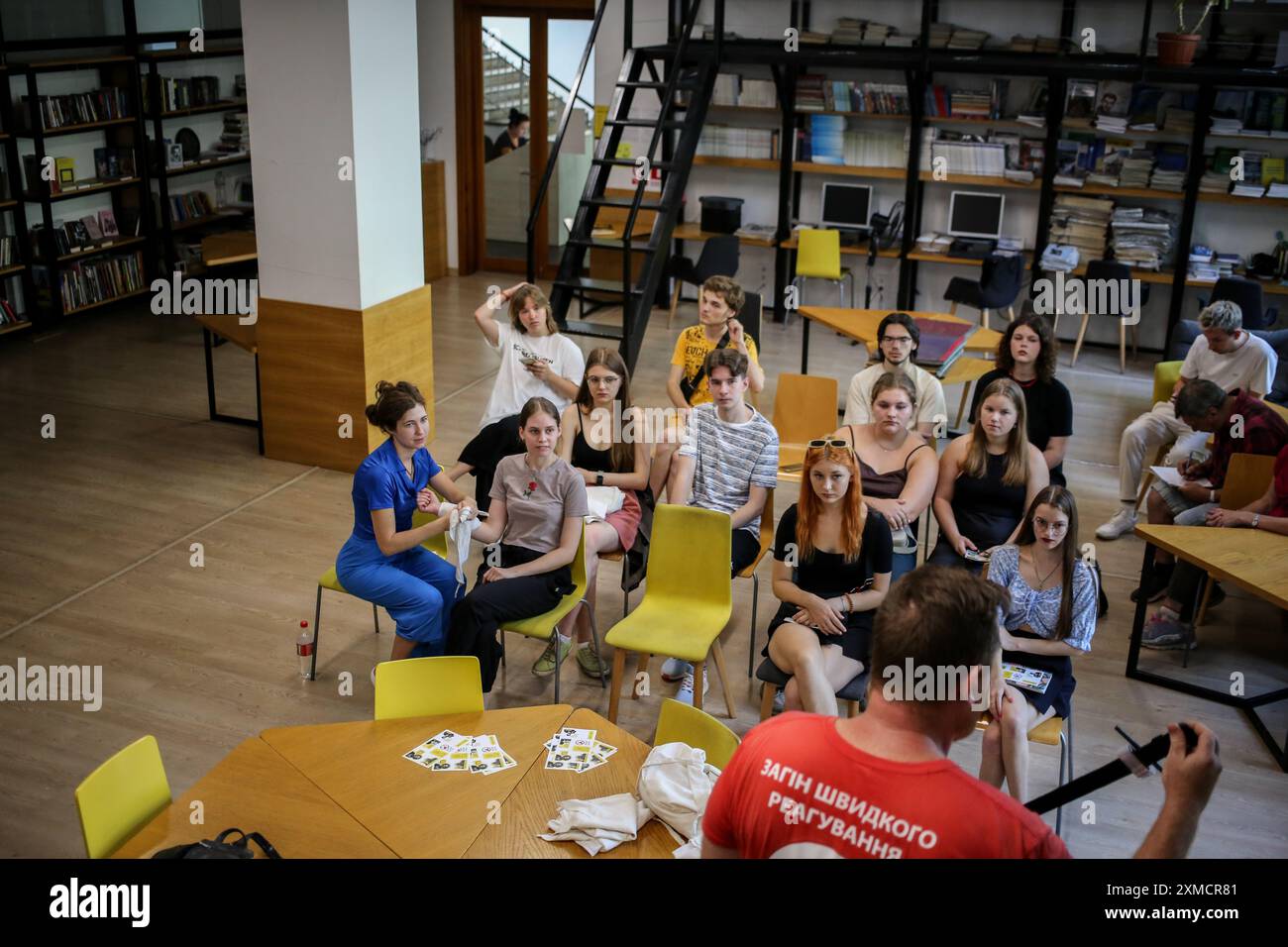 An employee of the Red Cross of Ukraine tells and demonstrates how to ...