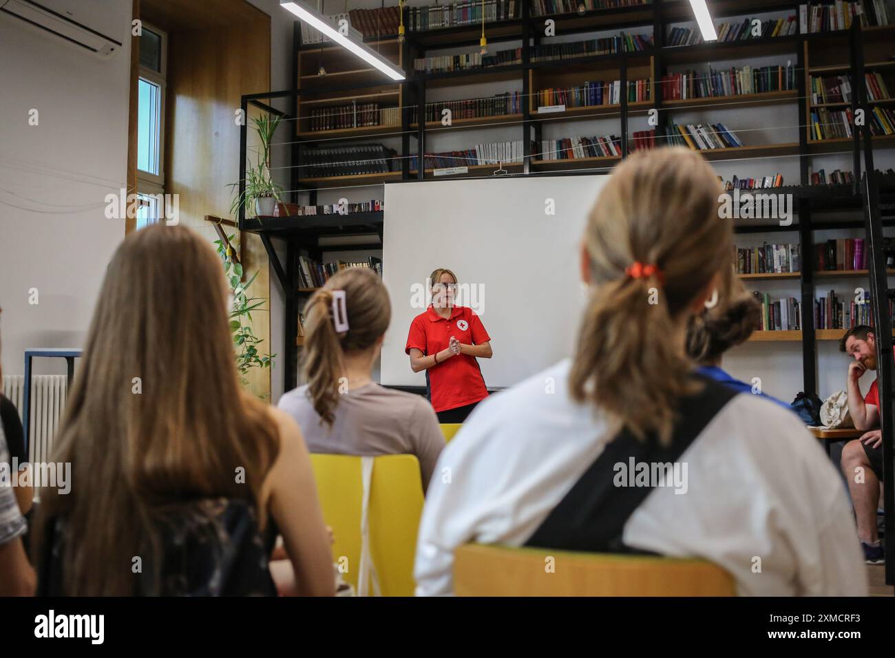An employee of the Red Cross of Ukraine tells and demonstrates how to ...