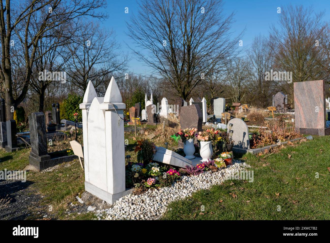 Islamic burial grounds at the Hallo cemetery in Essen-Stoppenberg, one ...