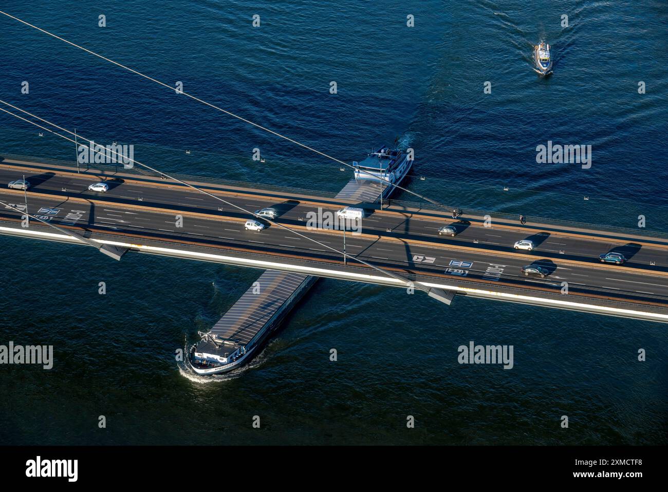 Cargo ship, inland waterway vessel, on the Rhine near Duesseldorf ...