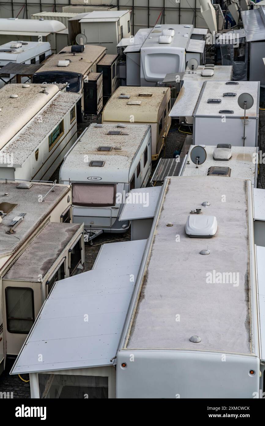 Fair, funfair, camp of the showmen, caravans of the fairground ...