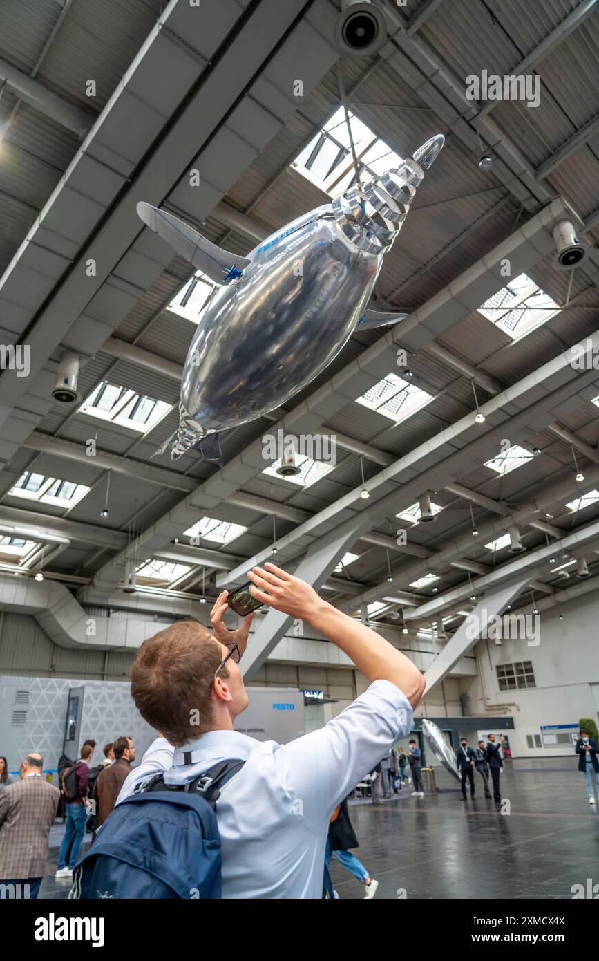 Mechanical flying objects, filled with helium, controlled by fine ...