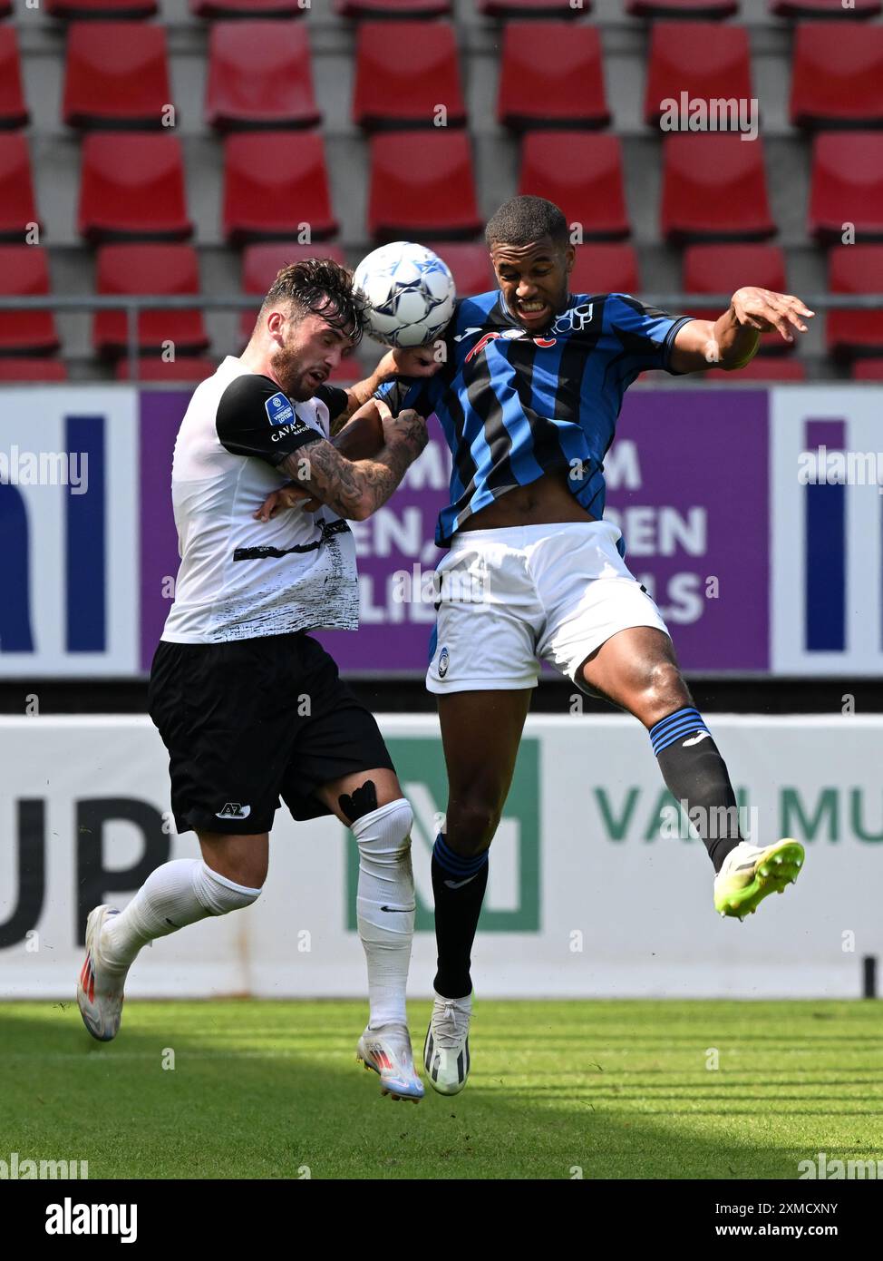 ALKMAAR - (l-r) Troy Parrott of AZ, Isak Hien of Atalanta BC during the ...