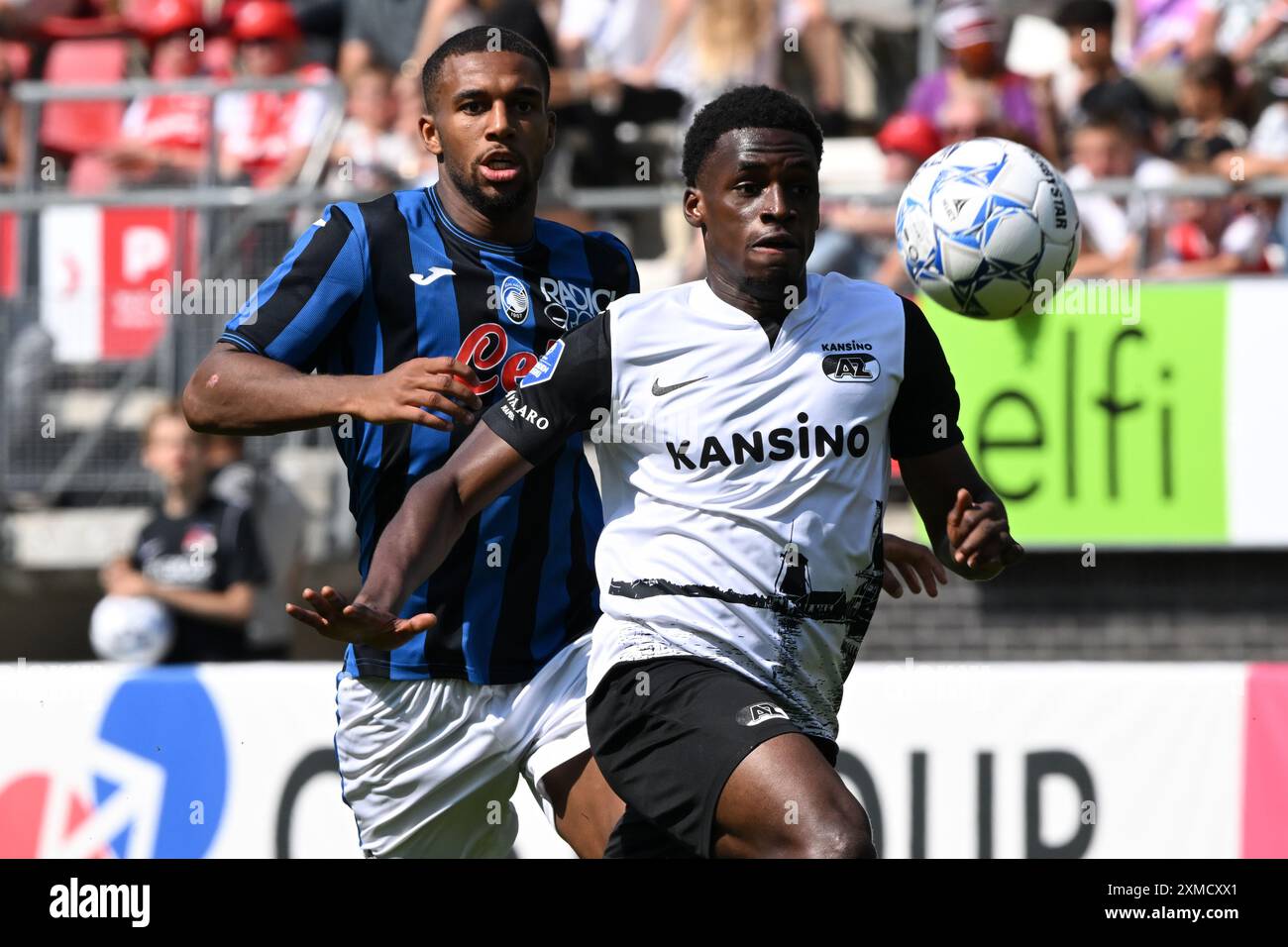 ALKMAAR - (l-r) Isak Hien of Atalanta BC, Ernest Poku of AZ during the ...