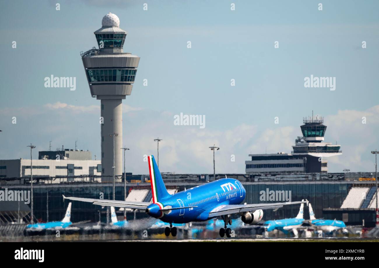Amsterdam Shiphol Airport, AMS, aircraft approaching Kaagbaan, runway ...