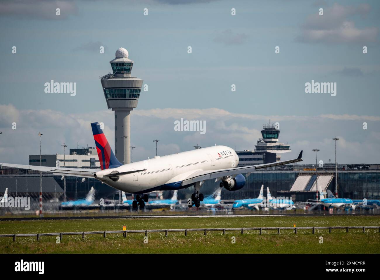 Amsterdam Shiphol Airport, AMS, aircraft approaching Kaagbaan, runway ...