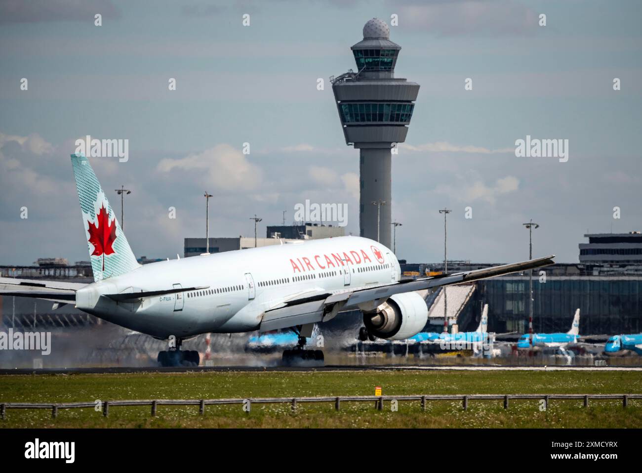 Amsterdam Shiphol Airport, AMS, aircraft approaching Kaagbaan, runway ...