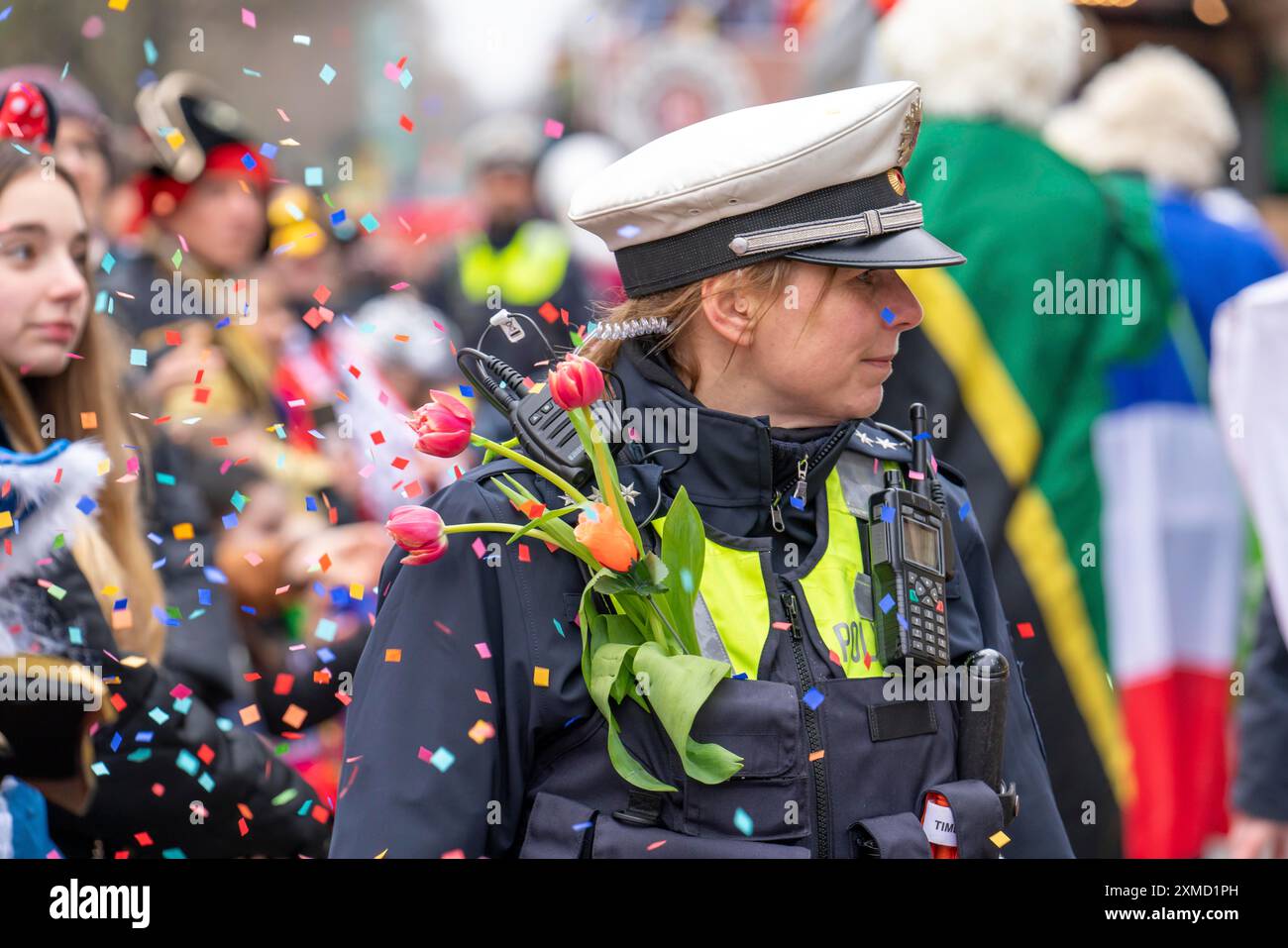 Rose Monday parade in Duesseldorf, policemen on duty at the street ...