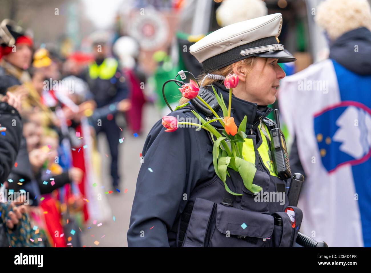 Rose Monday parade in Duesseldorf, policemen on duty at the street ...