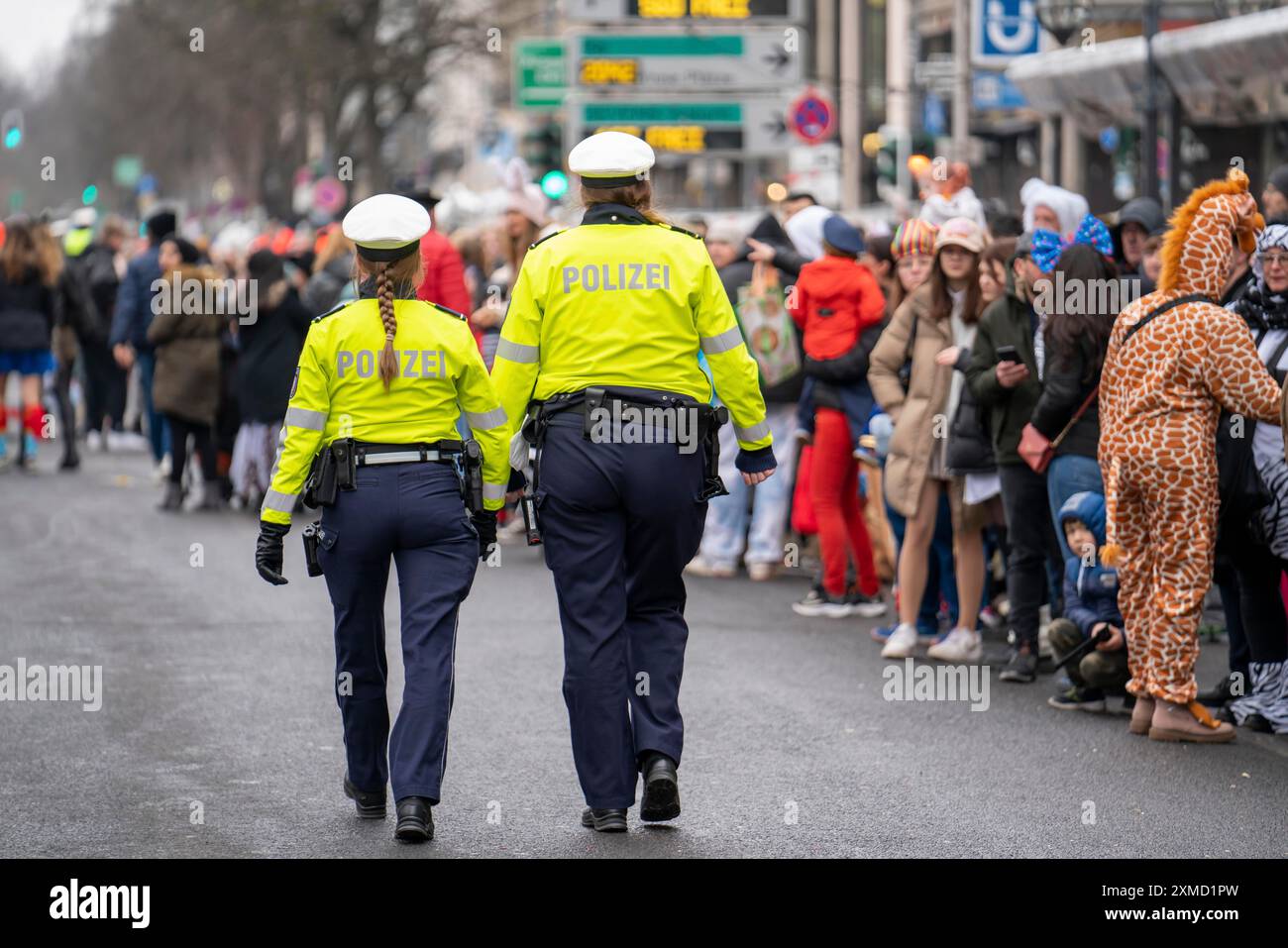 Rose Monday parade in Duesseldorf, police officers on duty at the ...
