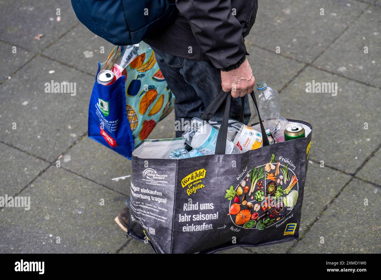 Rose Monday parade in Duesseldorf, street carnival, deposit collectors ...