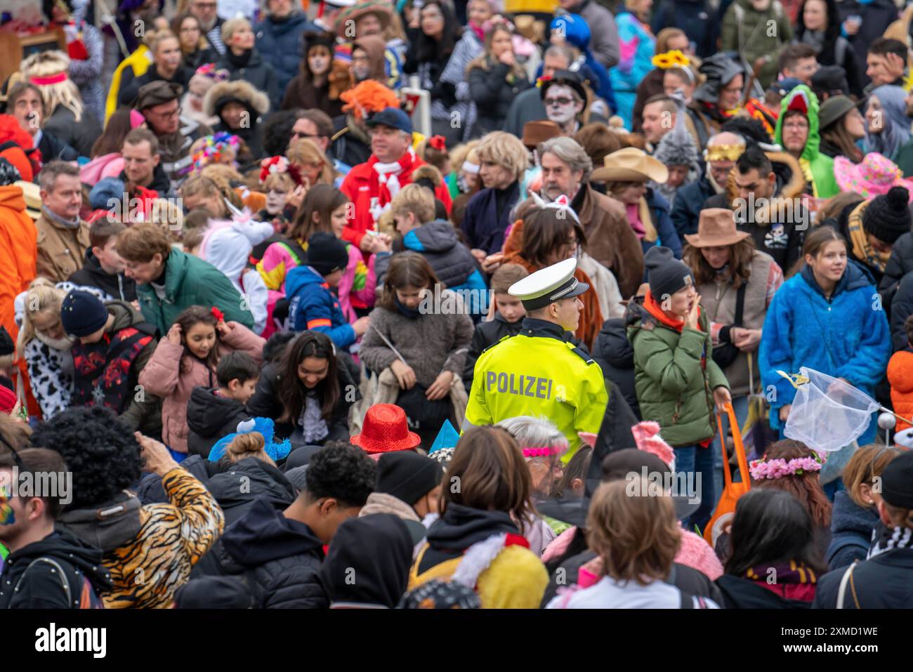 Rose Monday parade in Duesseldorf, police officers on duty at the ...