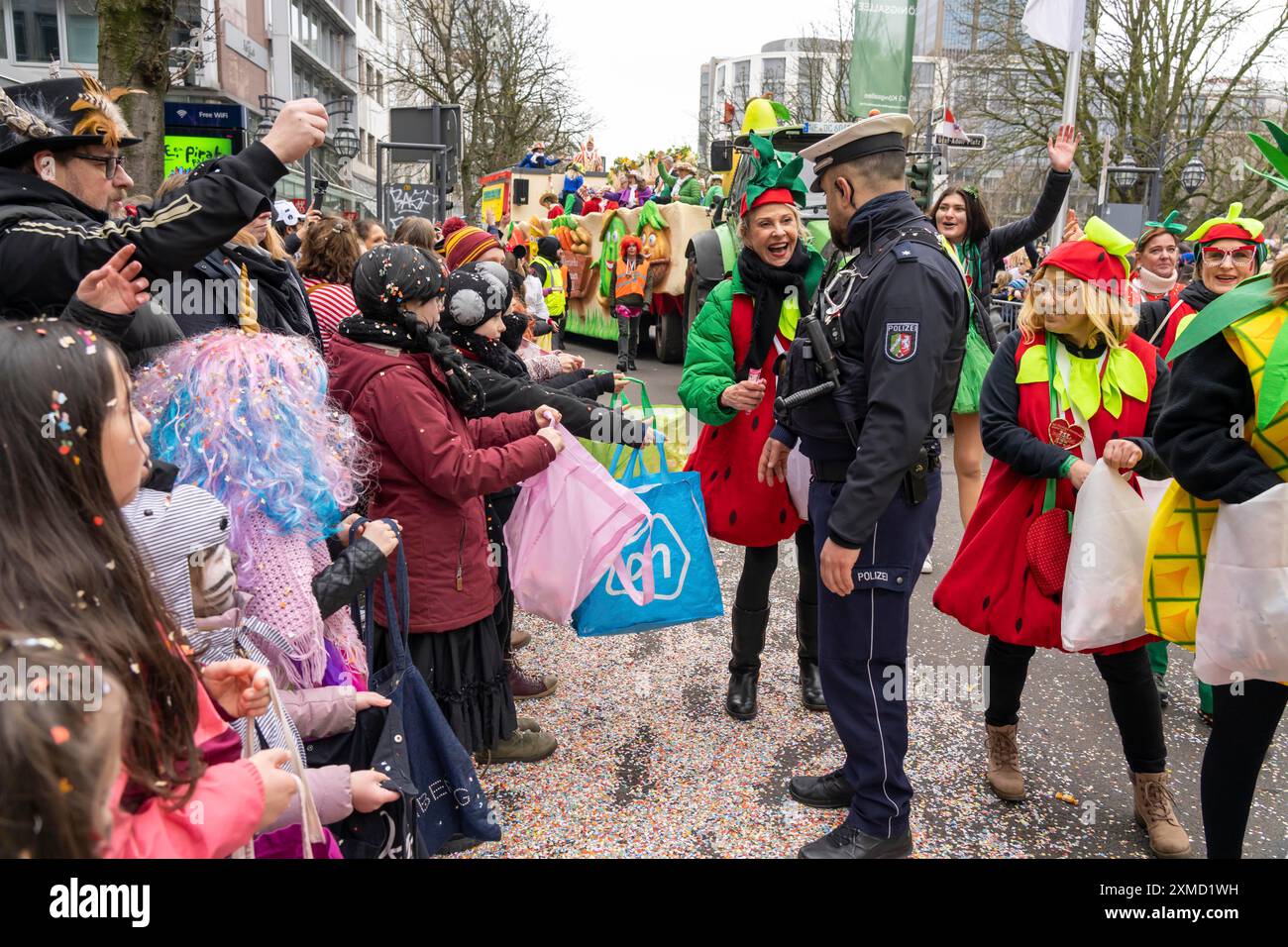 Rose Monday parade in Duesseldorf, police officers on duty at the ...