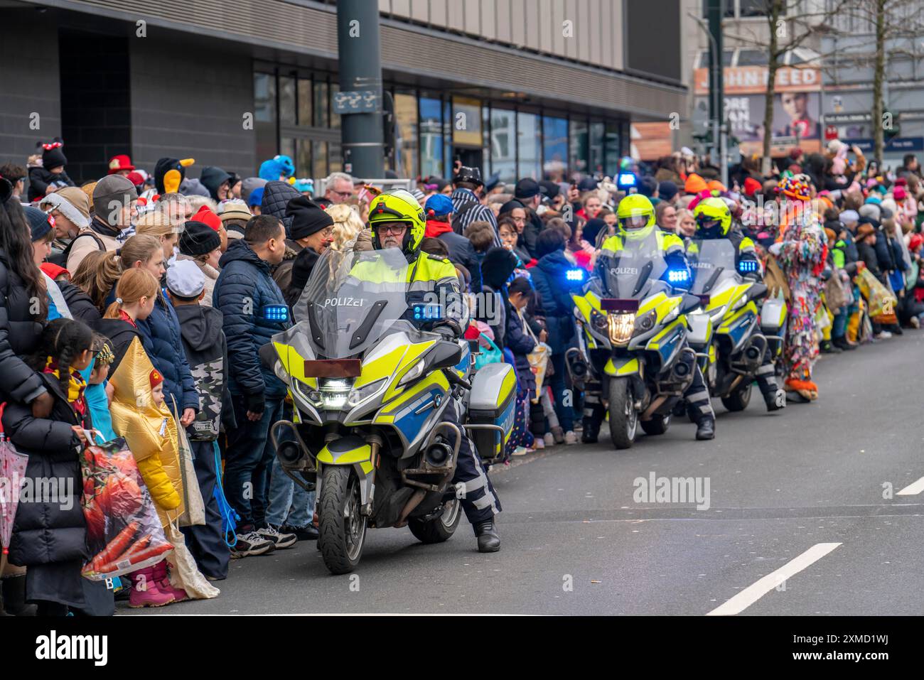 Rose Monday parade in Duesseldorf, police officers on duty at the ...