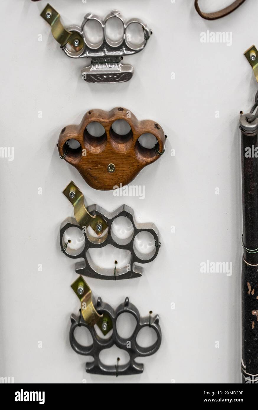 Prohibited weapons seized by the police, cutting and stabbing weapons ...