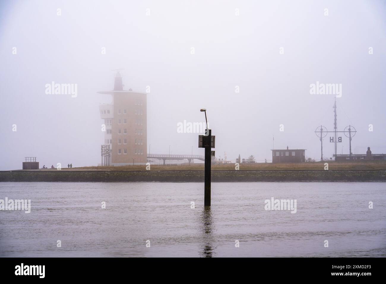 Thick fog in winter, hanging over the mouth of the Elbe into the North ...