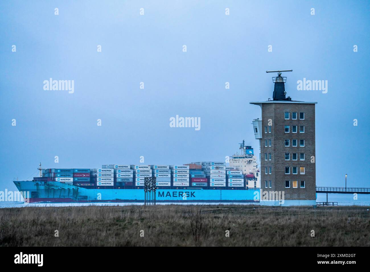 Thick fog in winter, hanging over the mouth of the Elbe into the North ...