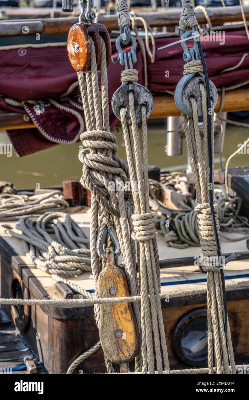 Sailboat, rigging, ropes, ropes, ropes, knots, wooden boat, sailor's ...