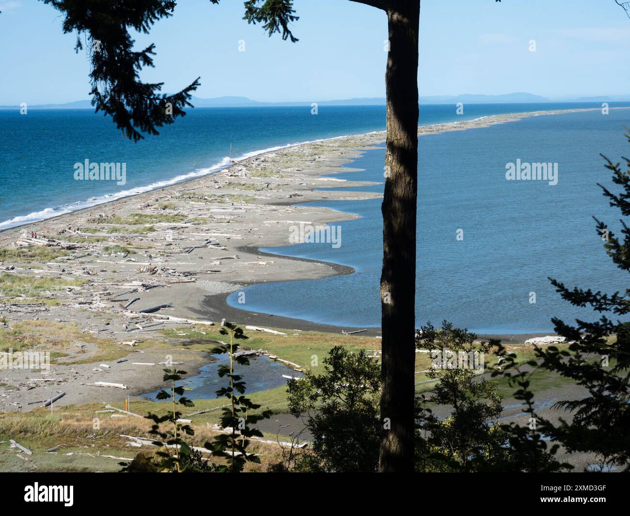 Scenic view of Dungeness Spit, the longest sand spit in the US ...