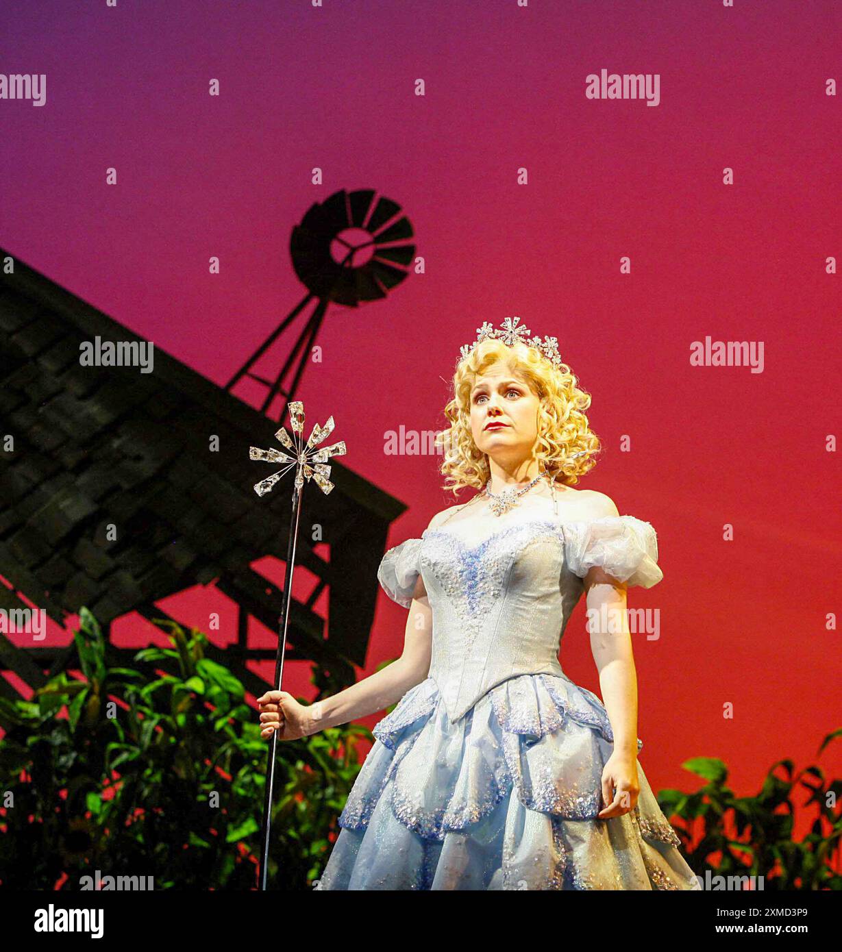 Glinda the wizard of oz hi-res stock photography and images - Alamy