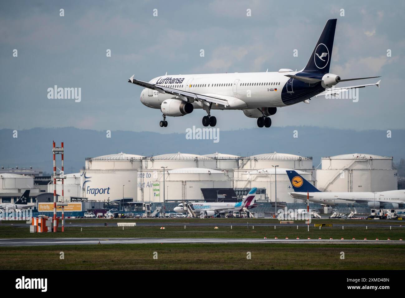 Lufthansa Airbus A321, D-AIDA, approaching Frankfurt am Main Airport ...