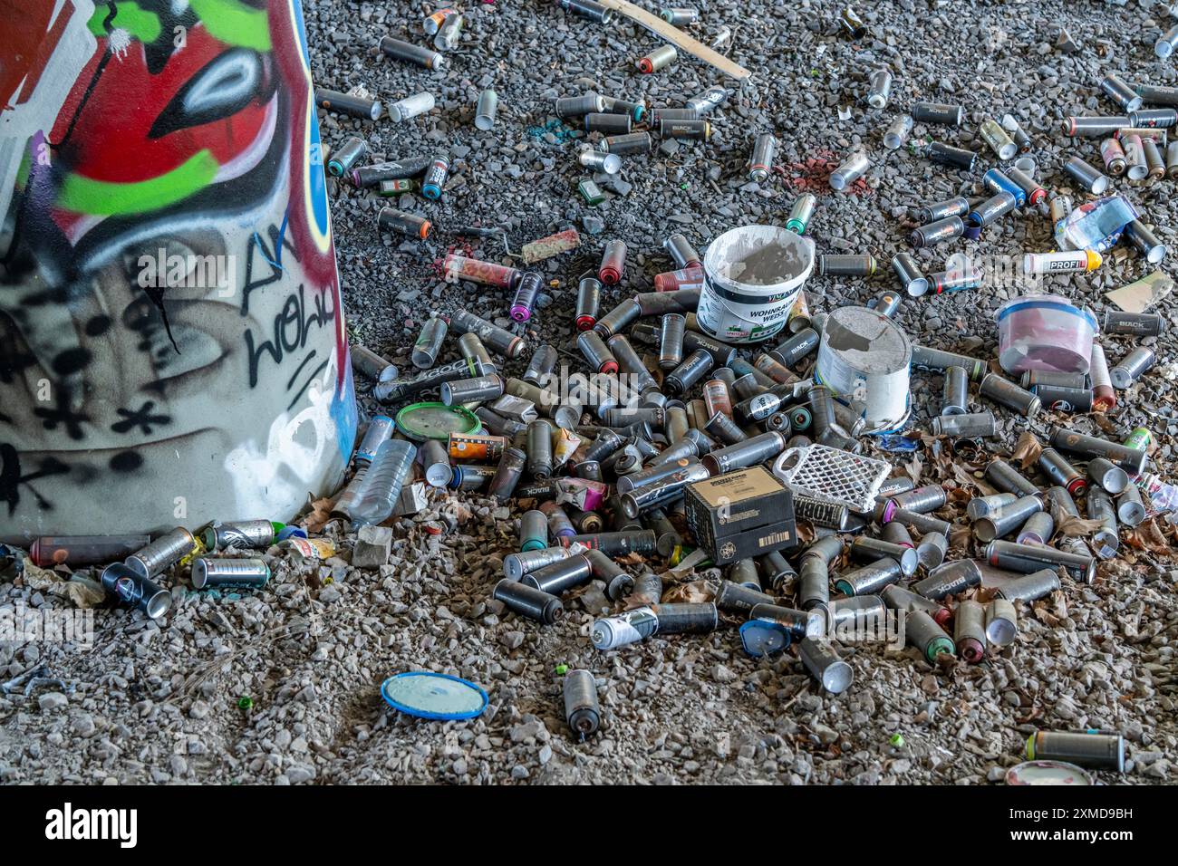 Painted garbage cans hi-res stock photography and images - Alamy