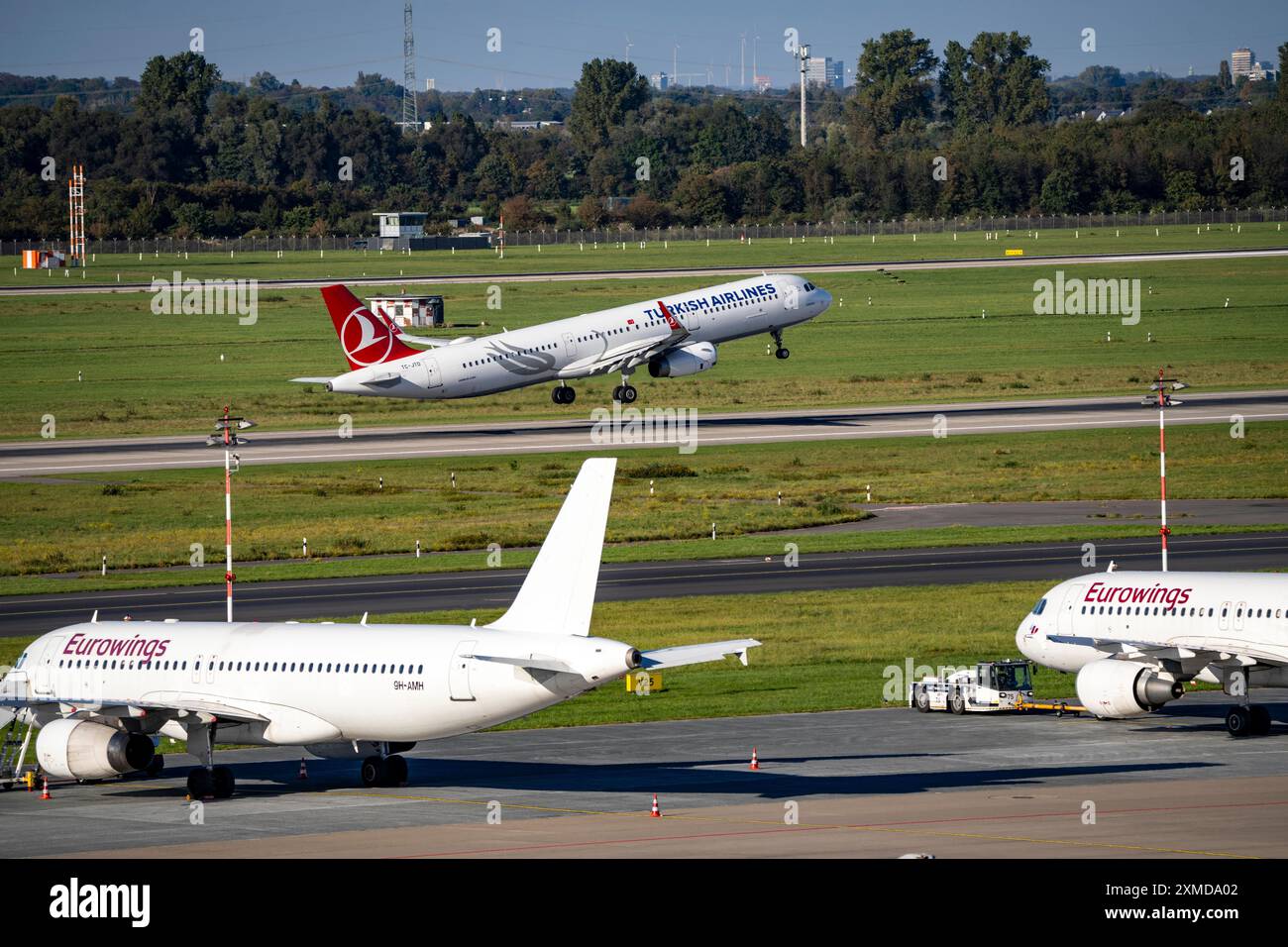 Duesseldorf Airport, Turkish Airlines Airbus A321 on take-off ...