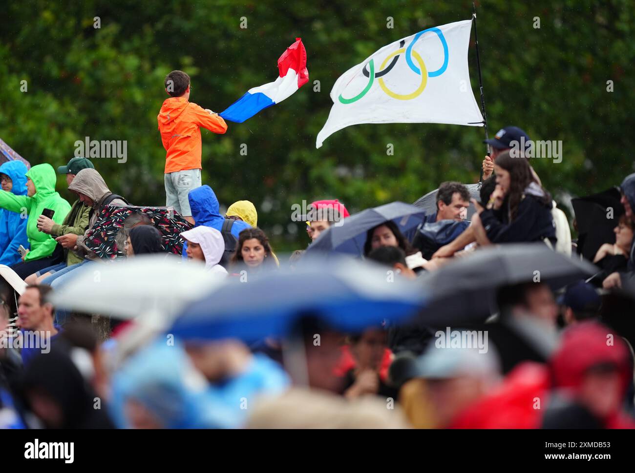 Spectators wave french flag hi-res stock photography and images - Alamy