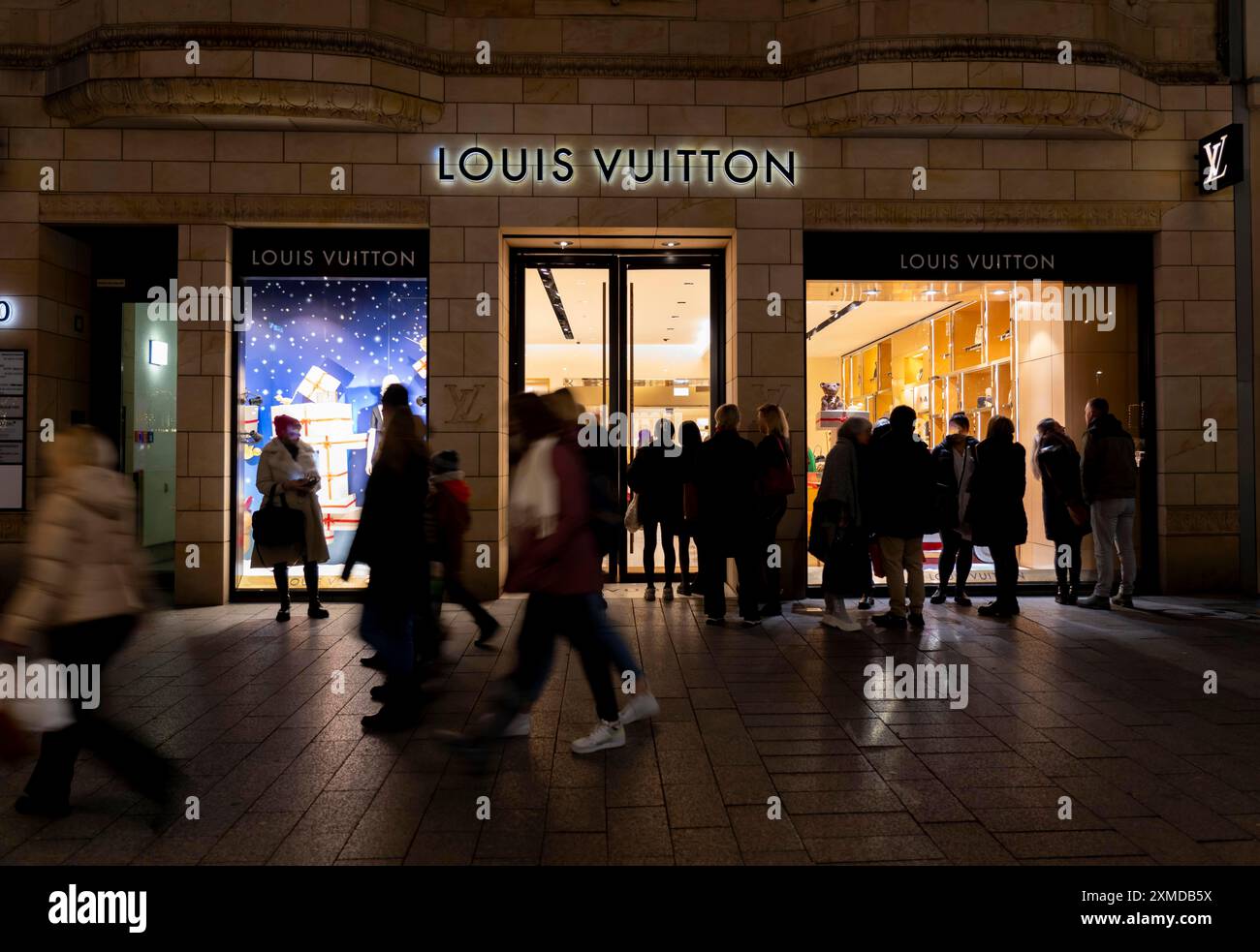 Christmas shopping on Koenigsallee, Koe, Christmas lights, luxury shops ...