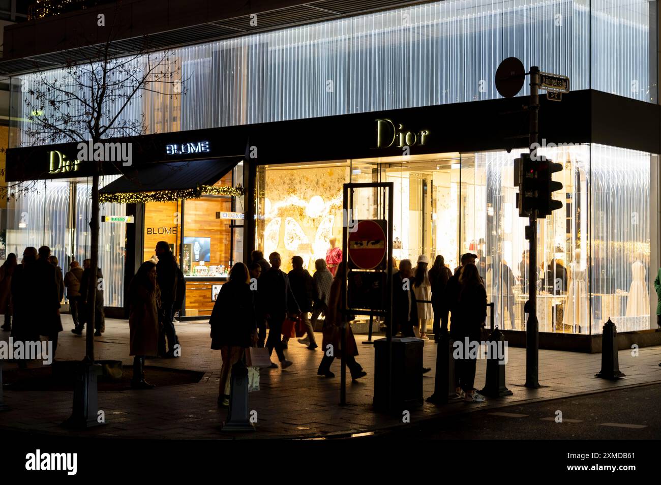 Christmas shopping on Koenigsallee, Christmas lights, luxury shops ...