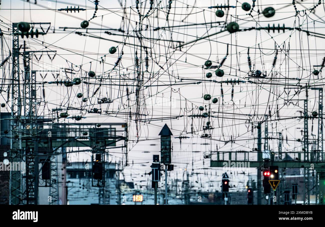 Cologne Central Station, tracks on the west side, overhead lines ...