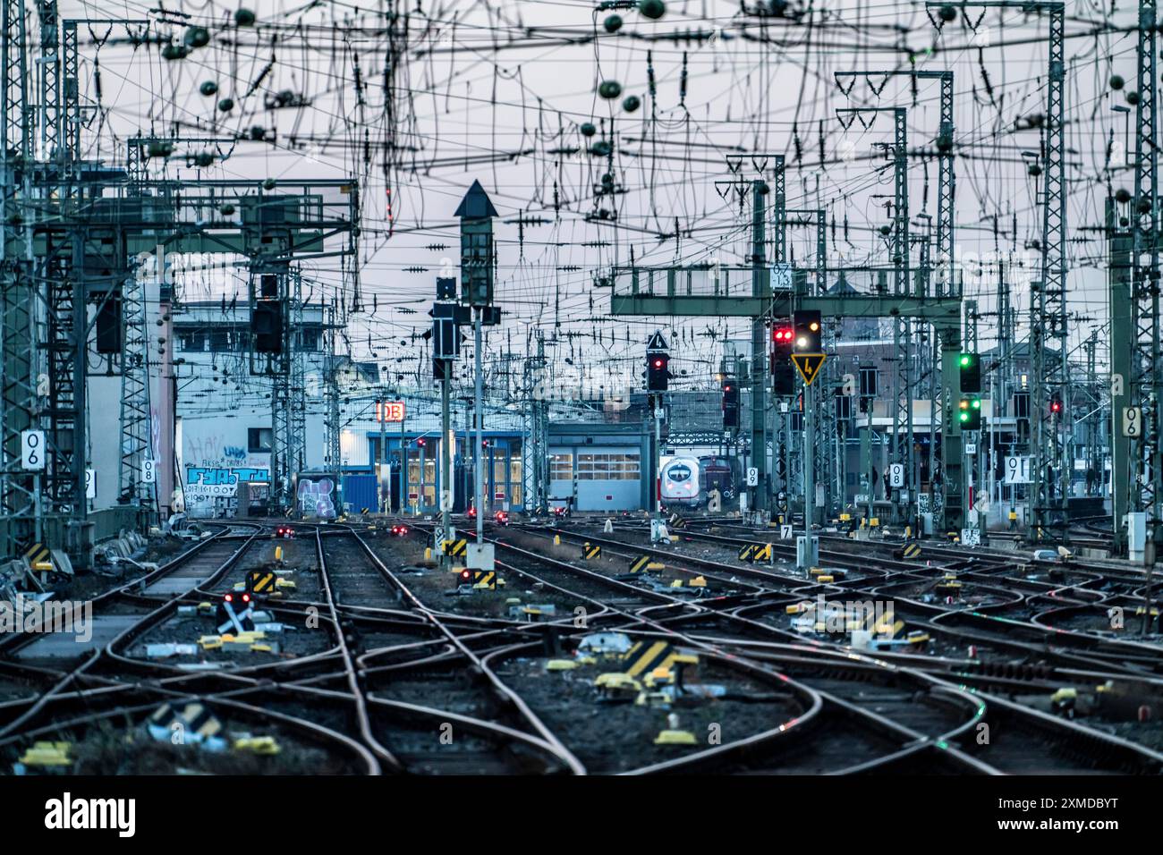 Cologne Central Station, tracks on the west side, overhead lines ...