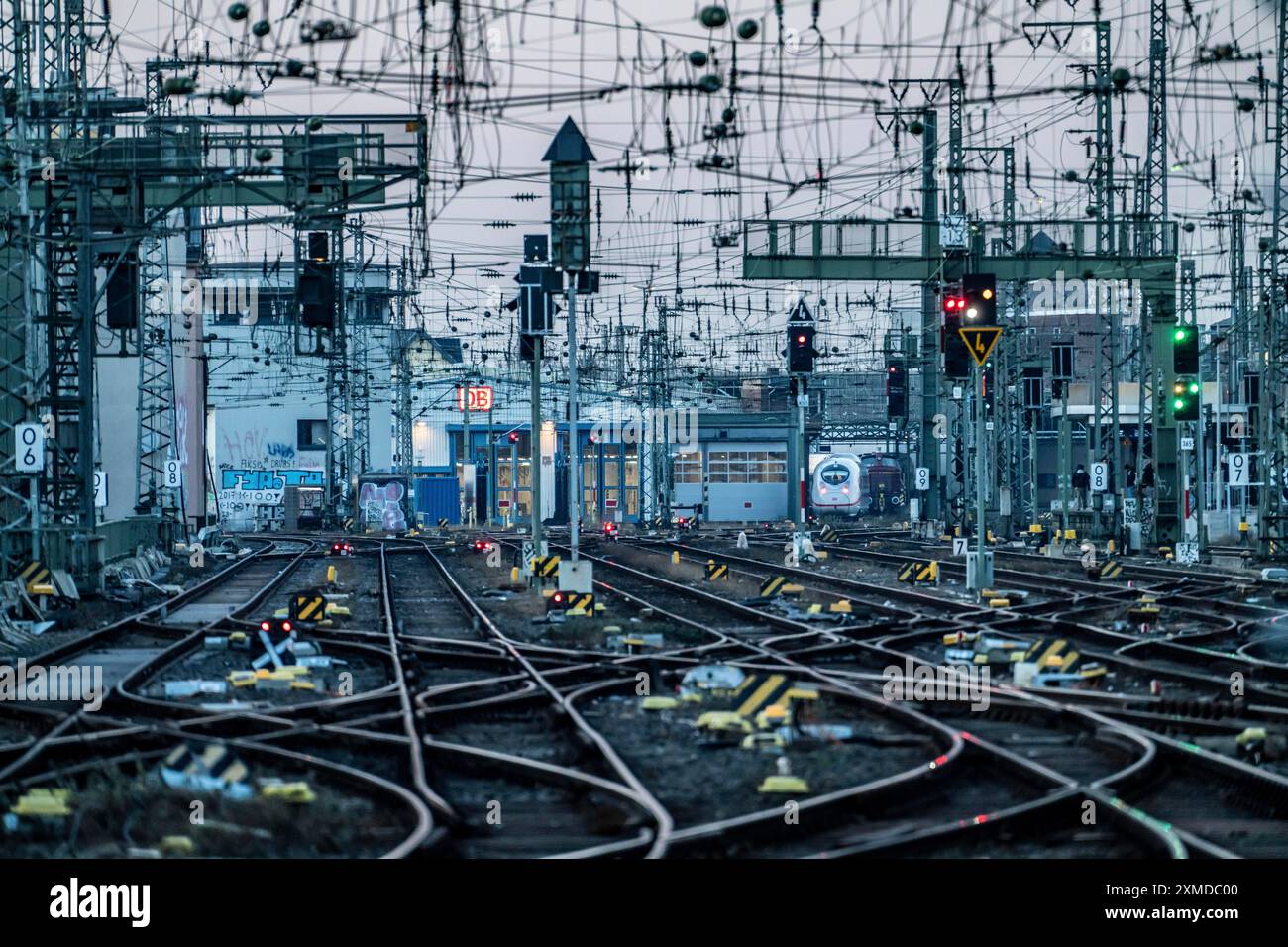Cologne Central Station, tracks on the west side, overhead lines ...