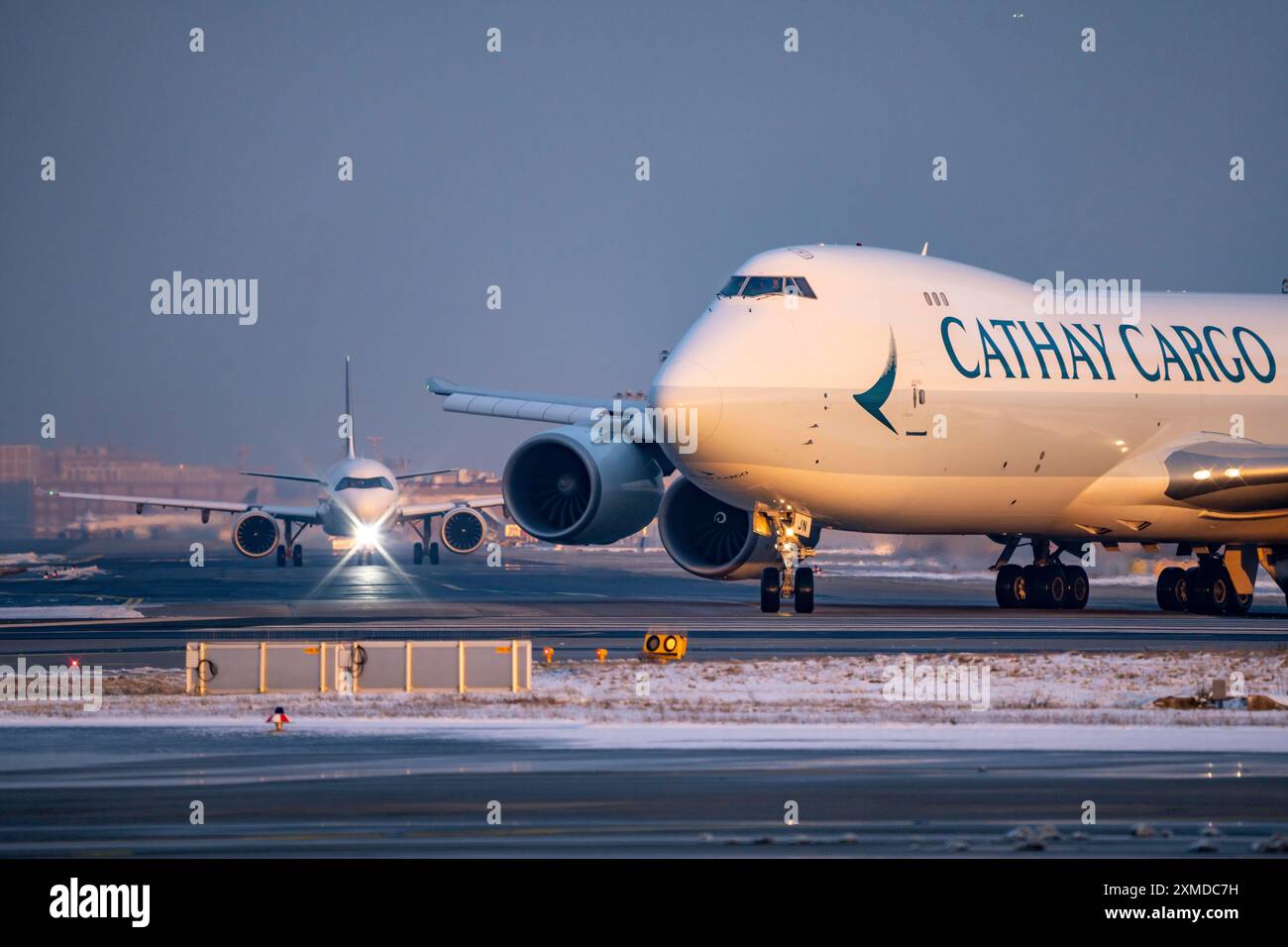 Aircraft on the taxiway to the western runway, Cathay Pacific Boeing ...