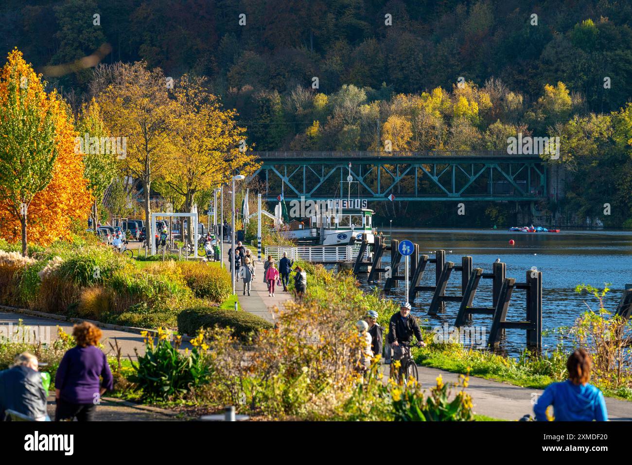 The Kettwig reservoir, dammed Ruhr in the south of Essen, catering ship ...
