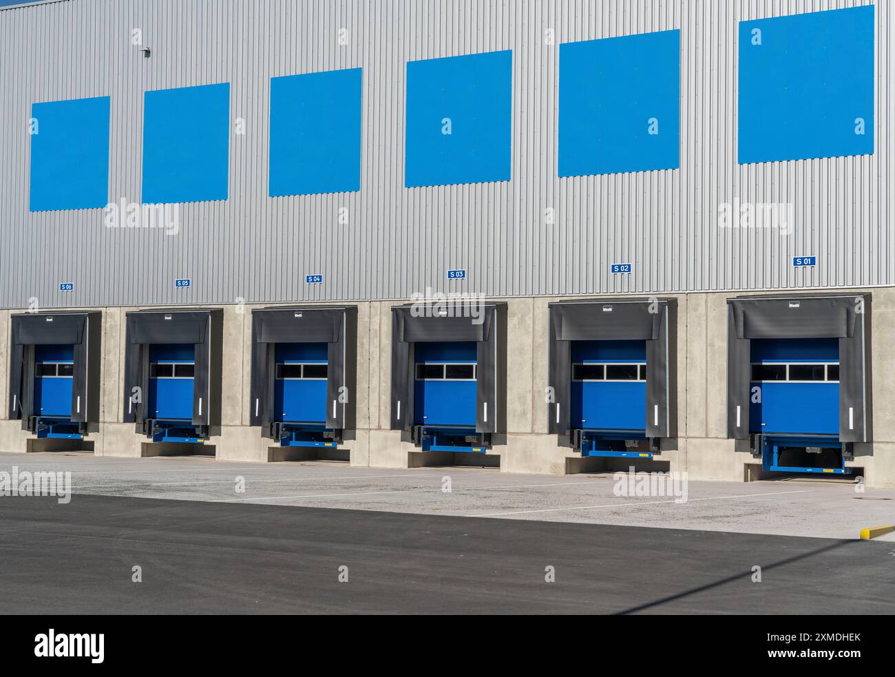 New construction of a logistics hall in Duisburg-Wanheim, part of the ...