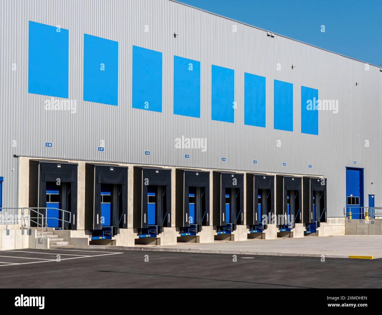 New construction of a logistics hall in Duisburg-Wanheim, part of the ...