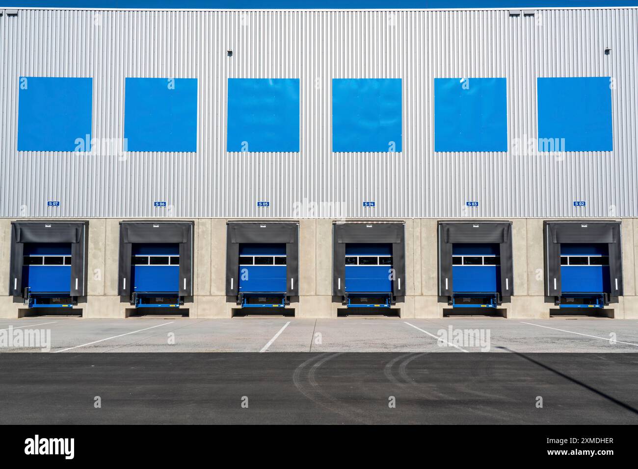 New construction of a logistics hall in Duisburg-Wanheim, part of the ...