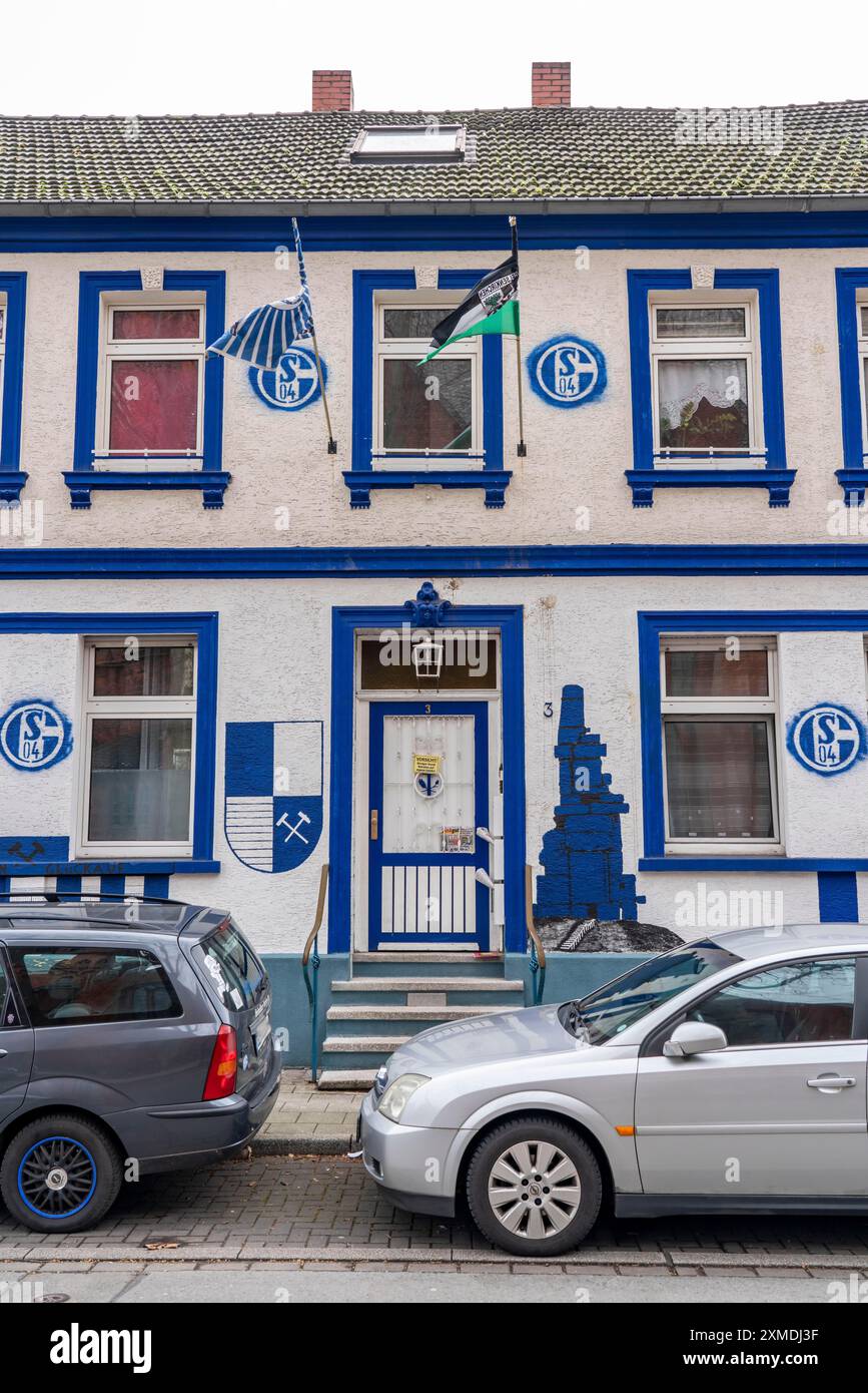 Residential building in Gelsenkrichen-Ueckendorf, painted in Schlake 04 ...