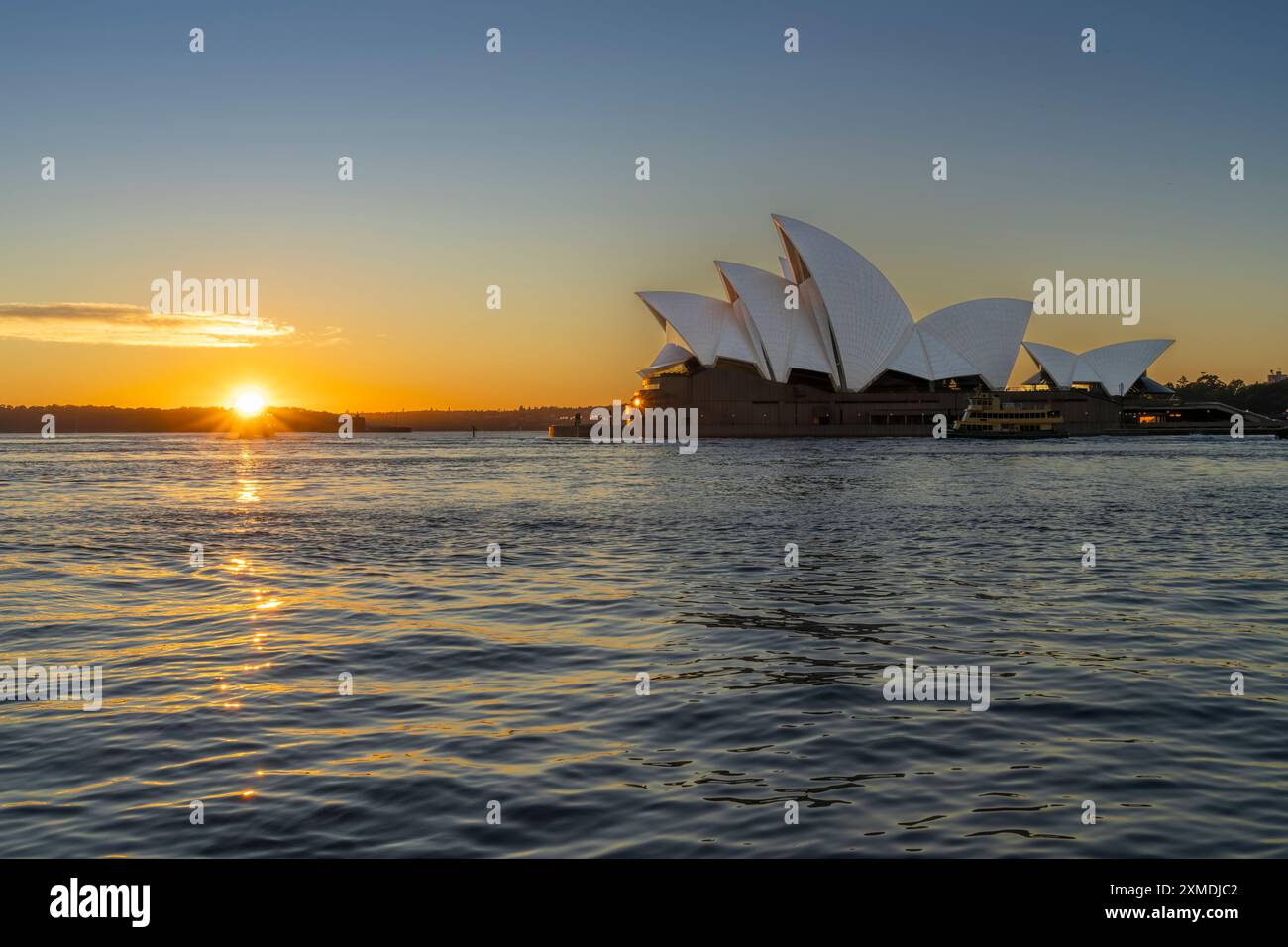 Sydney opera house harbour reflections hi-res stock photography and ...