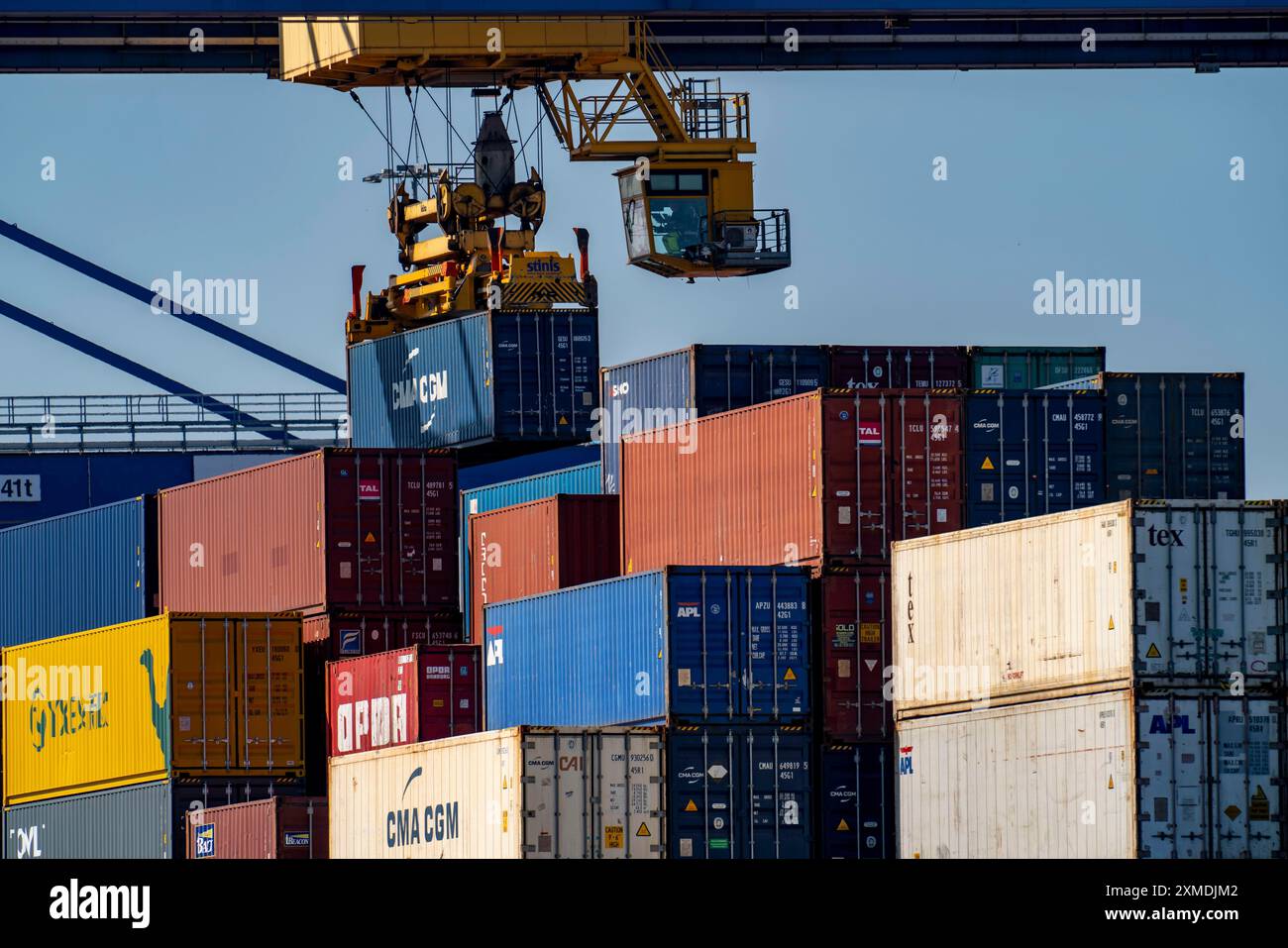 Container loading, gantry cranes in the Container Handling Centre ...