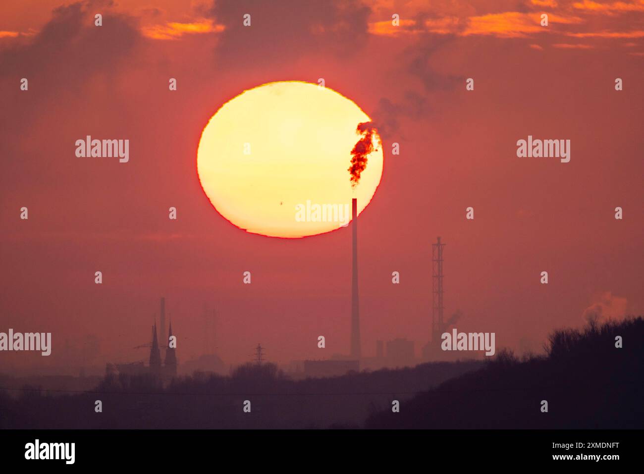 Setting sun in front of the industrial skyline of Duisburg, North Rhine ...