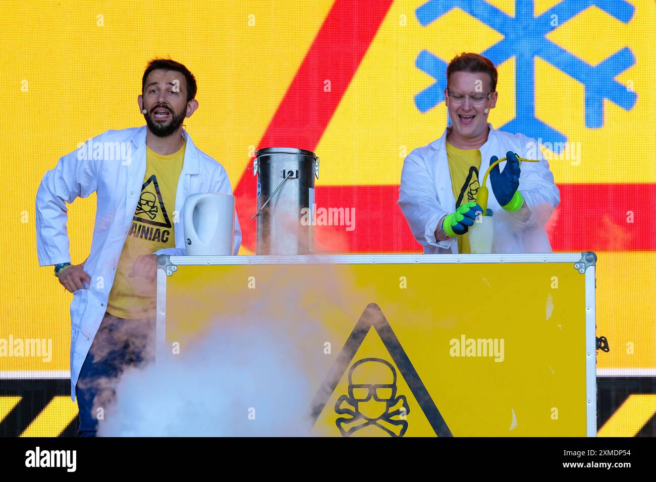 Brainiacs hi-res stock photography and images - Alamy