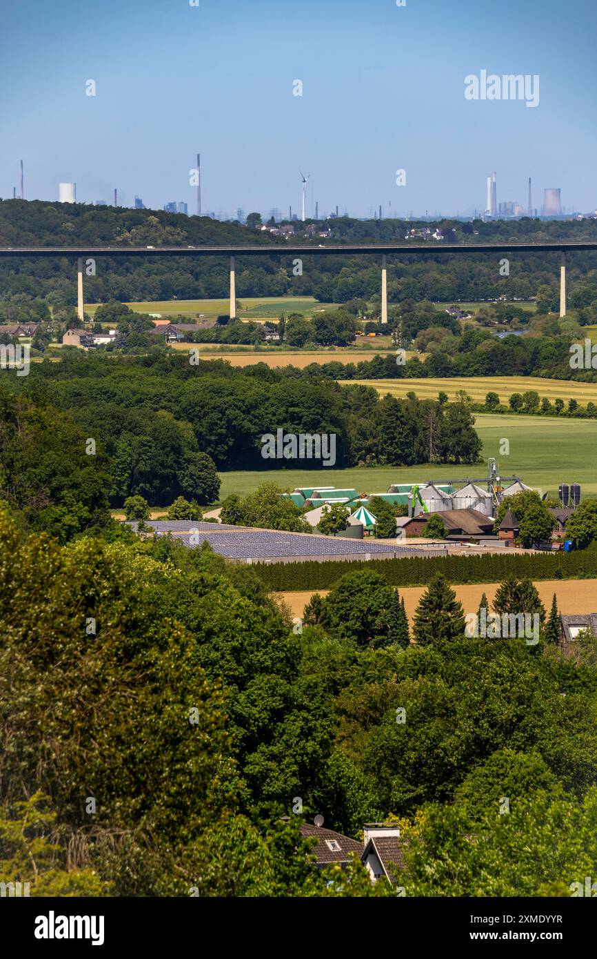 The Ruhr valley between Essen-Kettwig and Muelheim-Mintard, view to the ...
