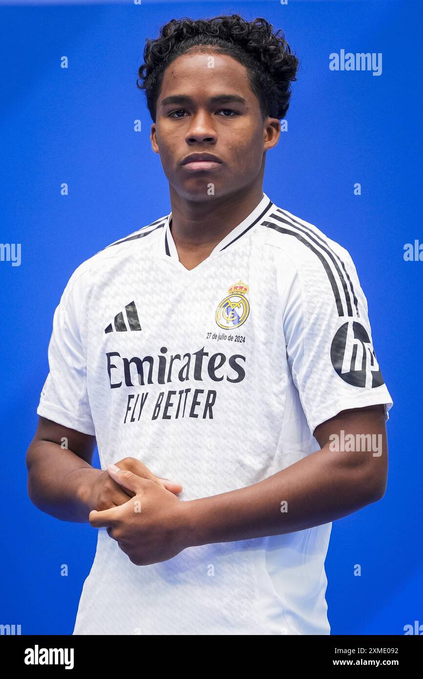 Endrick Felipe Moreira de Sousa poses for photos with Real Madrid ...