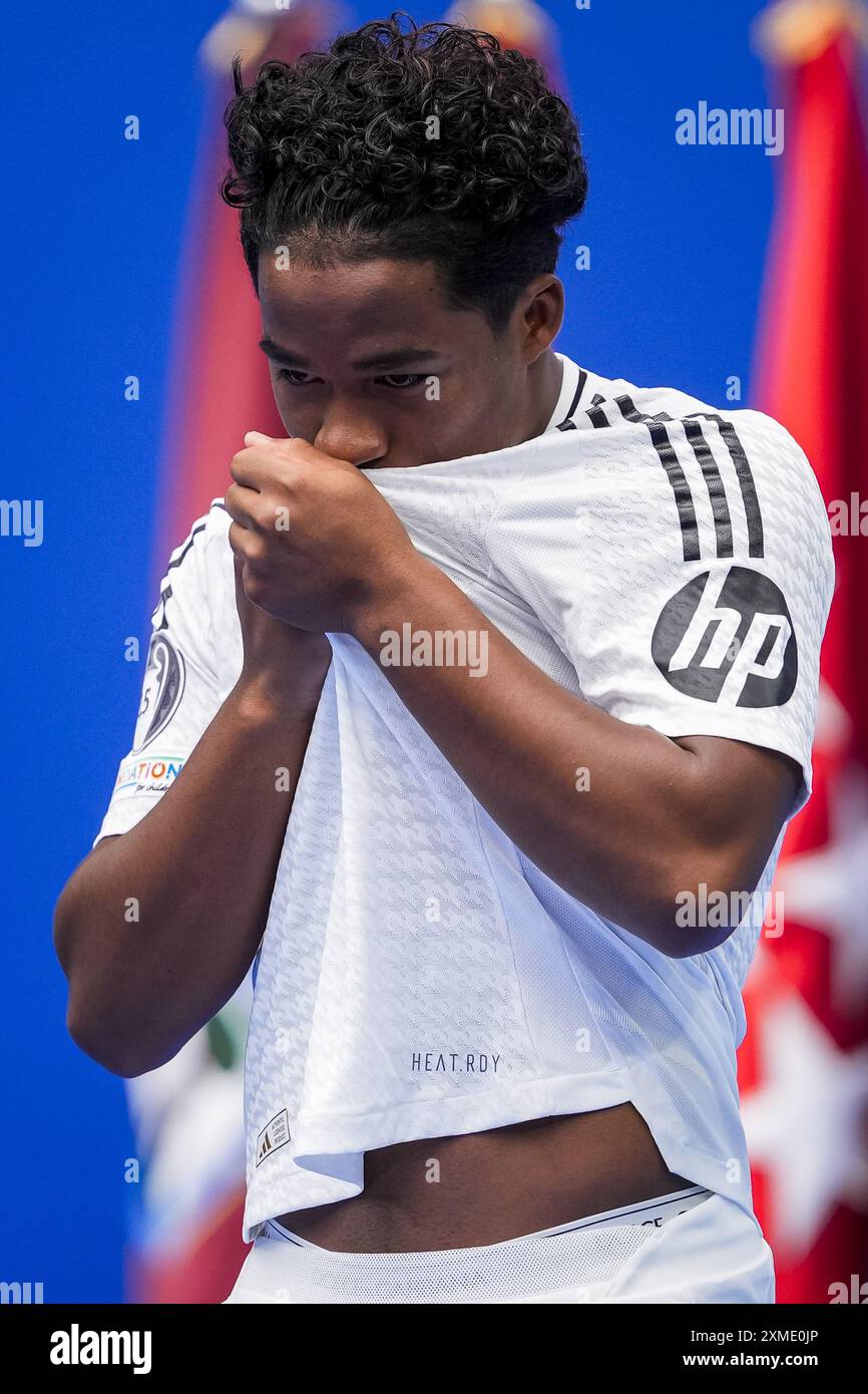 Endrick Felipe Moreira de Sousa poses for photos with Real Madrid ...