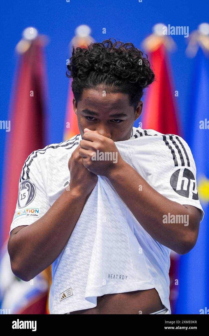 Endrick Felipe Moreira de Sousa poses for photos with Real Madrid ...