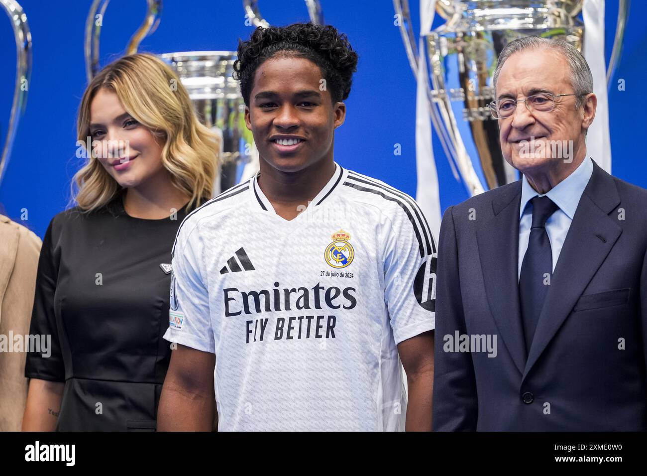 Endrick Felipe Moreira de Sousa (C) poses for photos with his ...