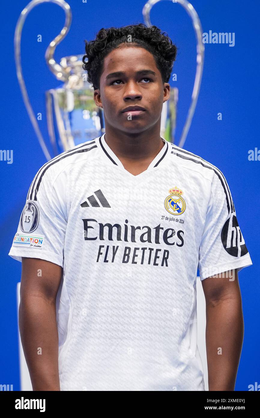 Endrick Felipe Moreira de Sousa poses for photos with Real Madrid ...
